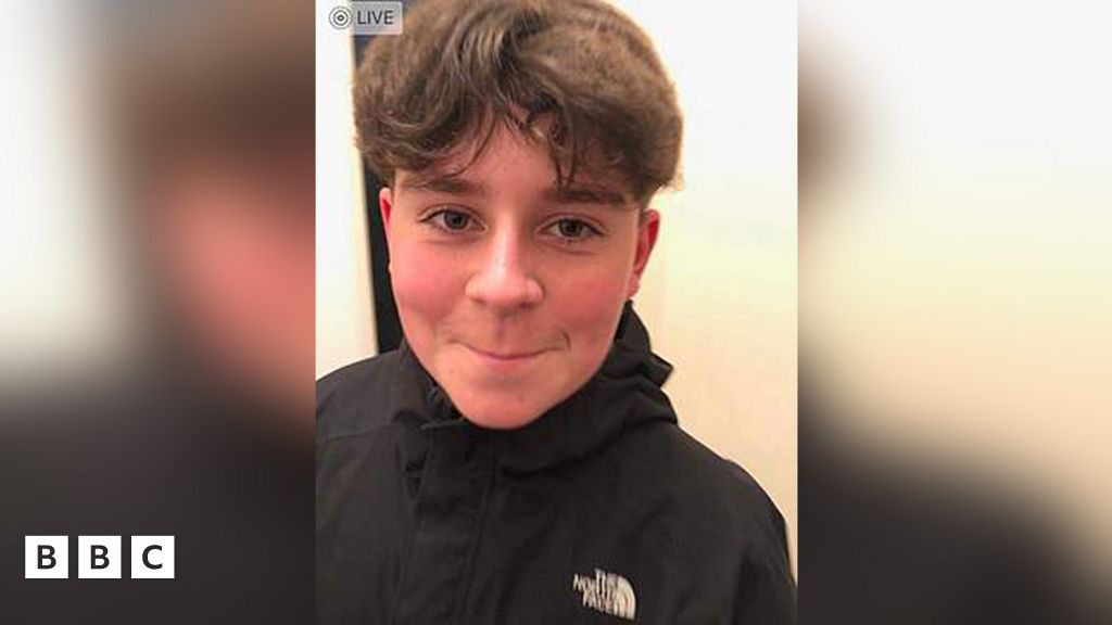 Marwolaeth bachgen: Apêl am help i ddal deliwr cyffuriau - BBC Cymru Fyw