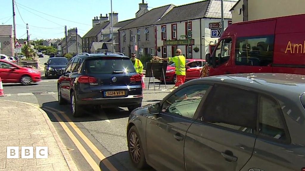 Traffig 'ofnadwy' Niwbwrch yn 'cael effaith mawr' - BBC Cymru Fyw