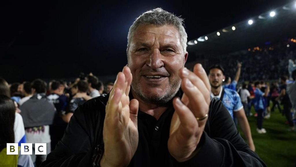 Osian Roberts 'yn falch' o arwain Como i Serie A - BBC Cymru Fyw