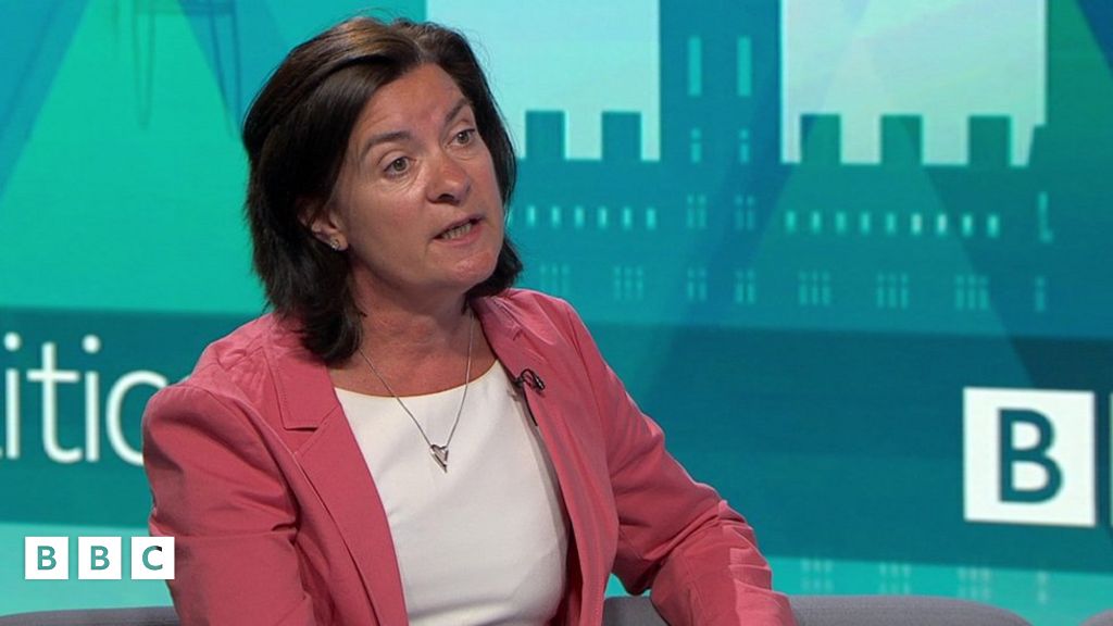 Eluned Morgan yn gwrthod honiadau bod y GIG 'wedi torri' - BBC Cymru Fyw