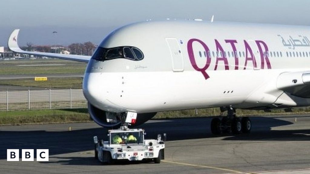 Awyren gyntaf o Qatar yn glanio yng Nghymru - BBC Cymru Fyw