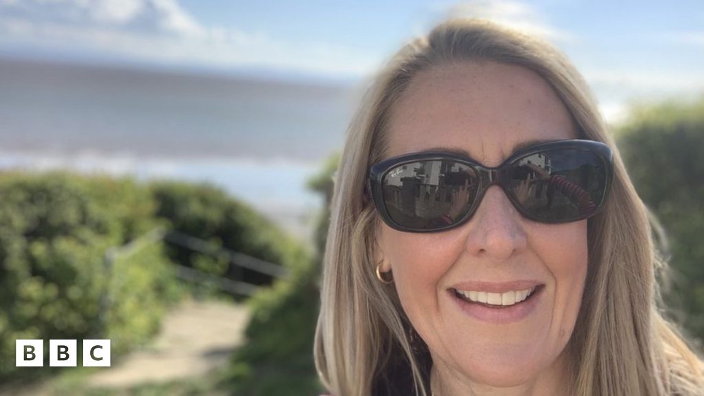 Therapi PTSD ar-lein i 'arbed amser ac arian' i'r GIG - BBC Cymru Fyw