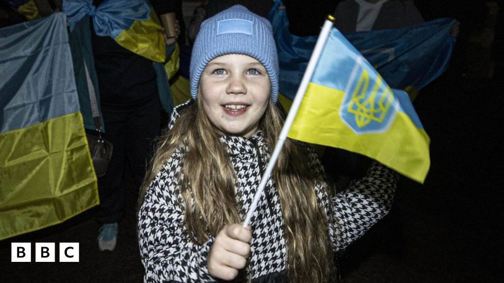 Celebrations in Ukraine as Russian forces leave major city - BBC Newsround