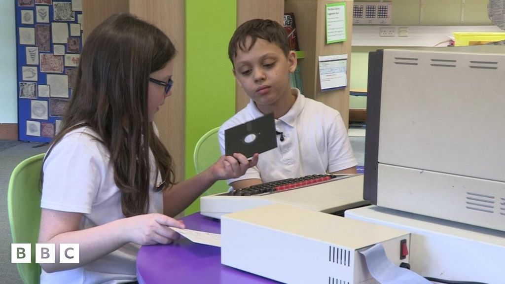 Kids try out old technology from the 80s - BBC Newsround