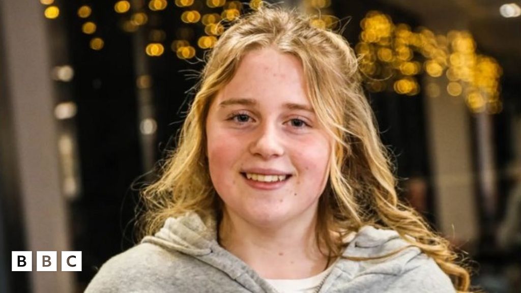 Chloe Bidwell: Heddlu yn ymchwilio ar ôl marwolaeth saer ifanc - BBC ...