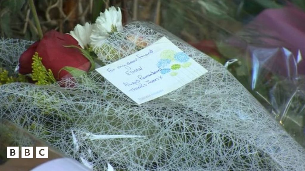 Agor cwest i farwolaeth bachgen ger traphont Pontcysyllte - BBC Cymru Fyw