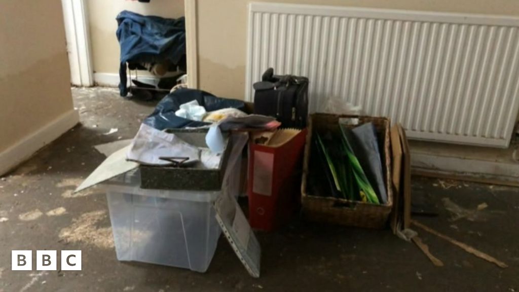 Llifogydd: Dŵr Cymru'n cynnig £1,000 i drigolion pentref - BBC Cymru Fyw