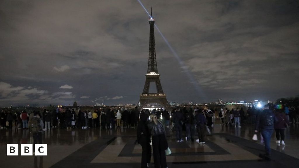 Earth Hour: See the world's most famous landmarks in darkness - BBC ...