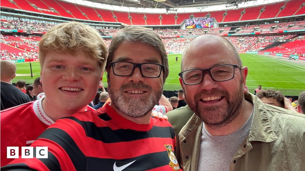 Y byd yn gwylio Wrecsam... yn Gymraeg! - BBC Cymru Fyw