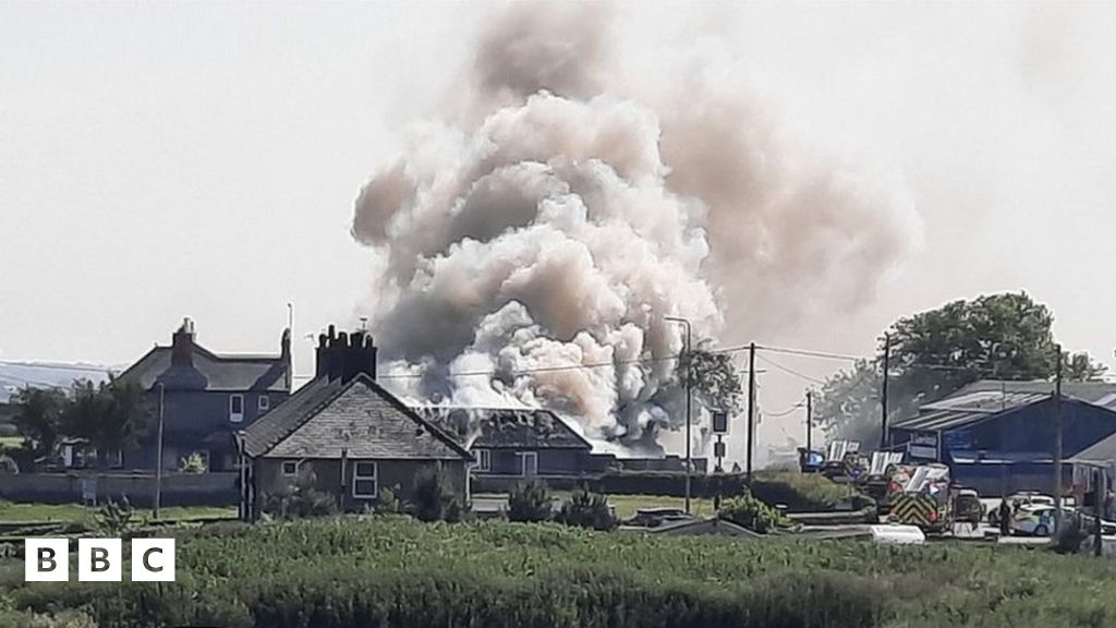 Gaerwen Arms: 'Methu diolch digon' i swyddogion tân - BBC Cymru Fyw