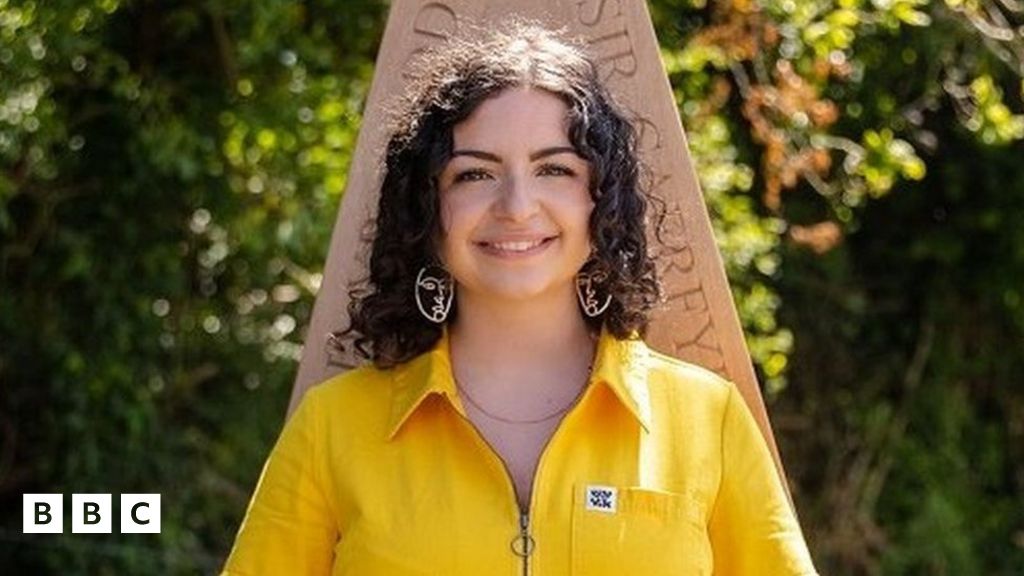 Tegwen Bruce-Deans yn ennill Cadair Eisteddfod yr Urdd 2023 - BBC Cymru Fyw