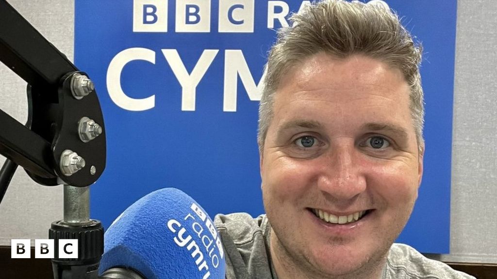 3 llun: Lluniau pwysicaf Ifan Jones Evans - BBC Cymru Fyw