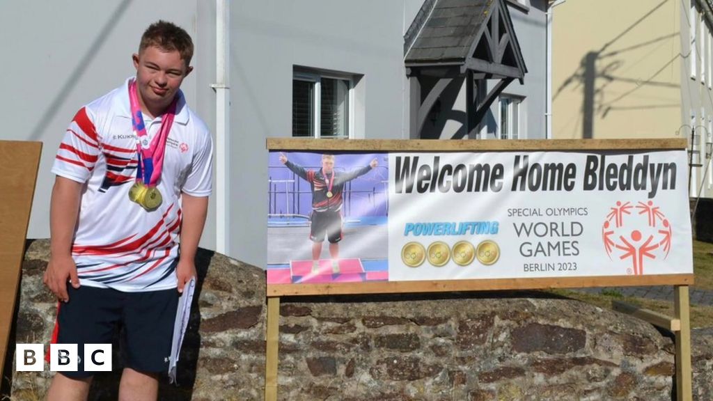 Croeso mawr i un o arwyr y Gemau Olympaidd Arbennig - BBC Cymru Fyw