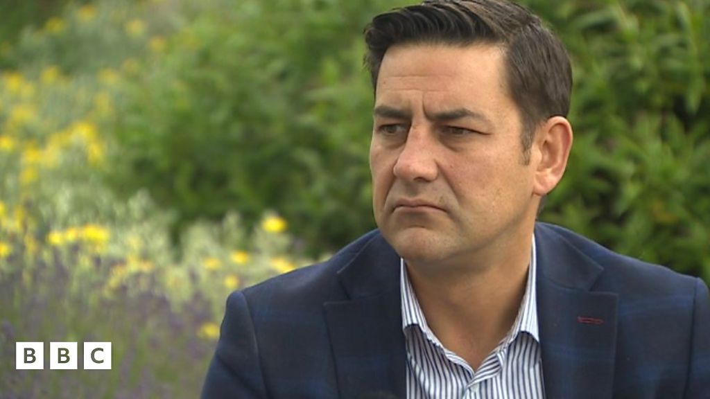 Dioddefwr Barry Bennell yn diolch am gymorth Warnock - BBC Cymru Fyw