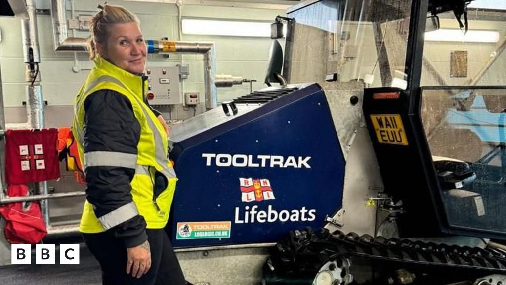 Balch o fod y ddynes gyntaf i lywio cerbyd lansio RNLI Pwllheli - BBC ...