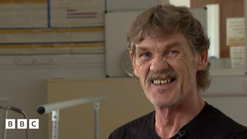 Rhys Richards: Doeddwn i methu symud ochr dde fy nghorff - BBC Cymru Fyw