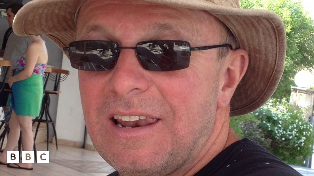 Teyrngedau wedi gwrthdrawiad yng Nghaerdydd - BBC Cymru Fyw