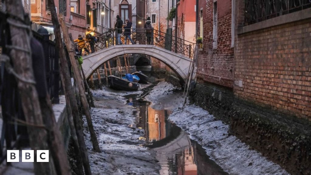 Venice canals run dry as Italy braces for drought - BBC Newsround