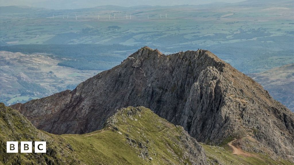 Person wedi marw ar ôl syrthio o Grib Goch Yr Wyddfa - BBC Cymru Fyw