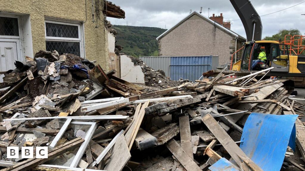 Teulu 'am aros yn eu cartref' er gwaethaf gwaith dymchwel - BBC Cymru Fyw