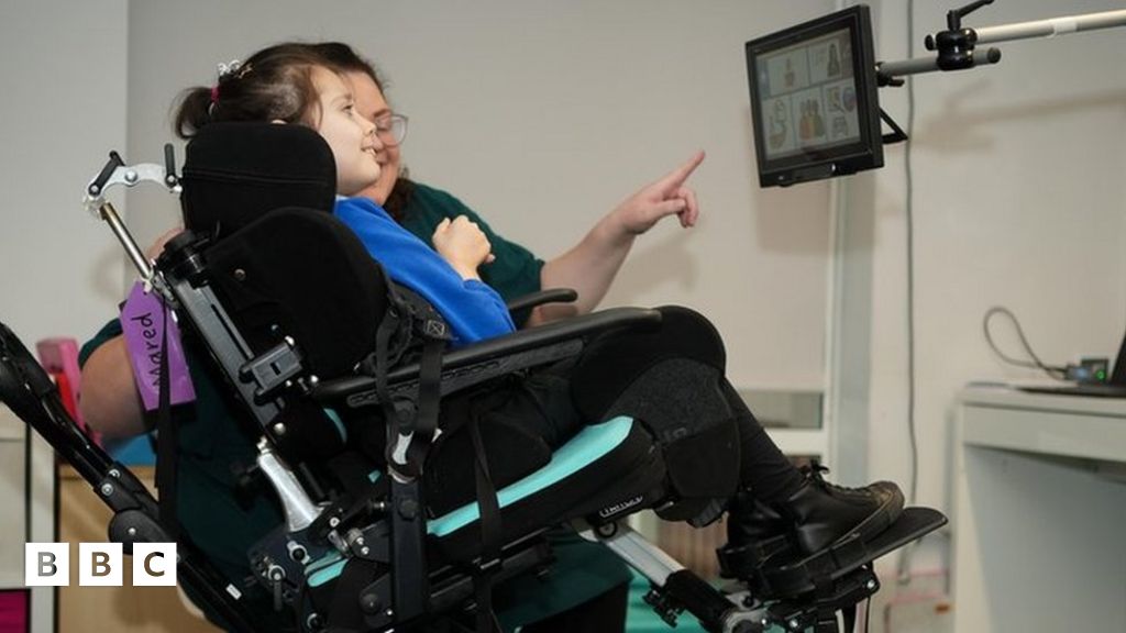 Technoleg yn 'arf pwerus' i blant siapio'r dyfodol - BBC Cymru Fyw