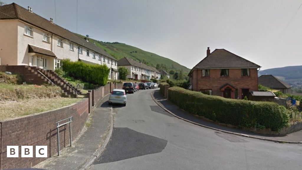 Ceffyl wedi marw mewn digwyddiad ar ffordd yn y Rhondda - BBC Cymru Fyw