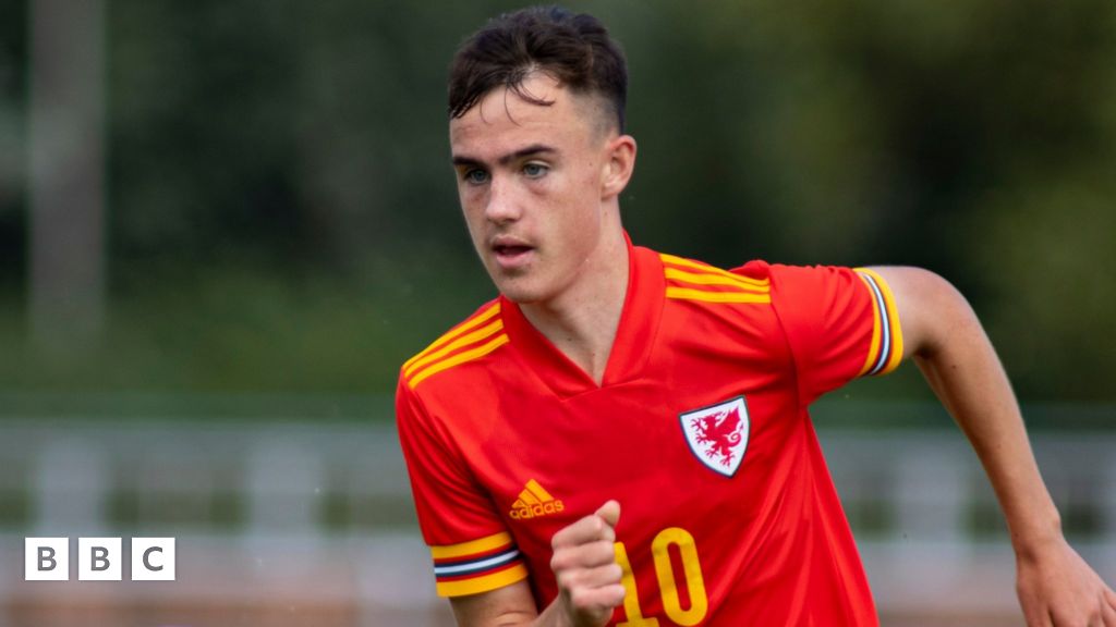 Enwi Luke Harris yng ngharfan Cymru am y tro cyntaf - BBC Cymru Fyw