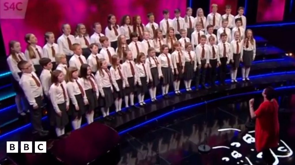 Côr Ysgol Pen Barras yn cipio gwobr Côr Cymru Cynradd - BBC Cymru Fyw