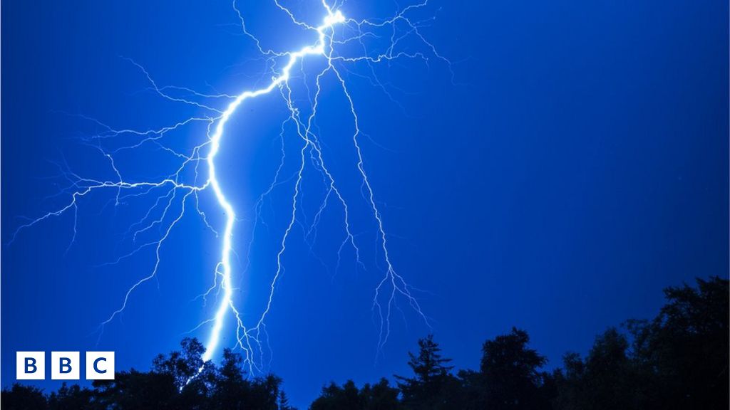 Why do thunderstorms happen after hot weather? - BBC Newsround
