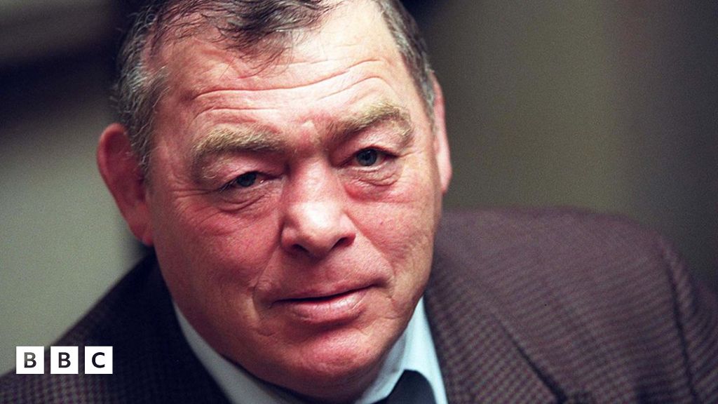 Cyn-chwaraewr Cymru, Tony 'Charlie' Faulkner, wedi marw - BBC Cymru Fyw