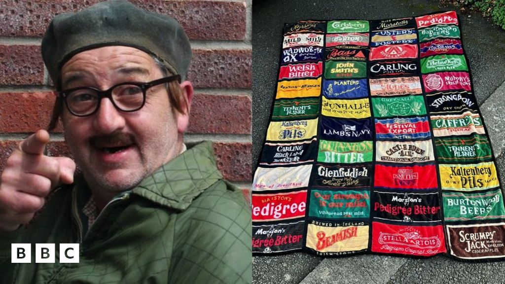 Cyfle i brynu darn o hanes rhaglen eiconig C'mon Midffîld - BBC Cymru Fyw