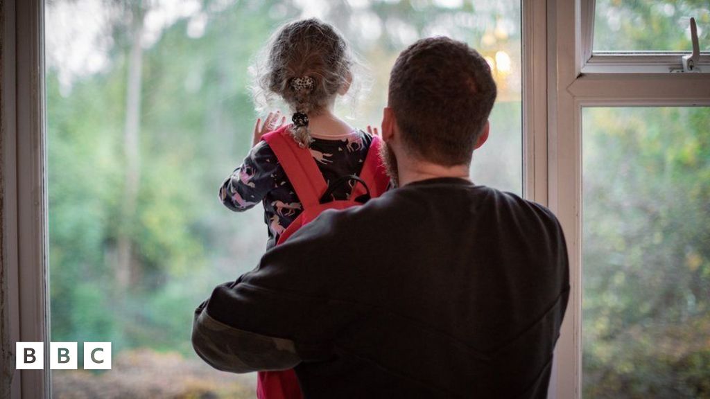 Llywodraeth Cymru â 'diffyg uchelgais' i daclo tlodi plant - BBC Cymru Fyw