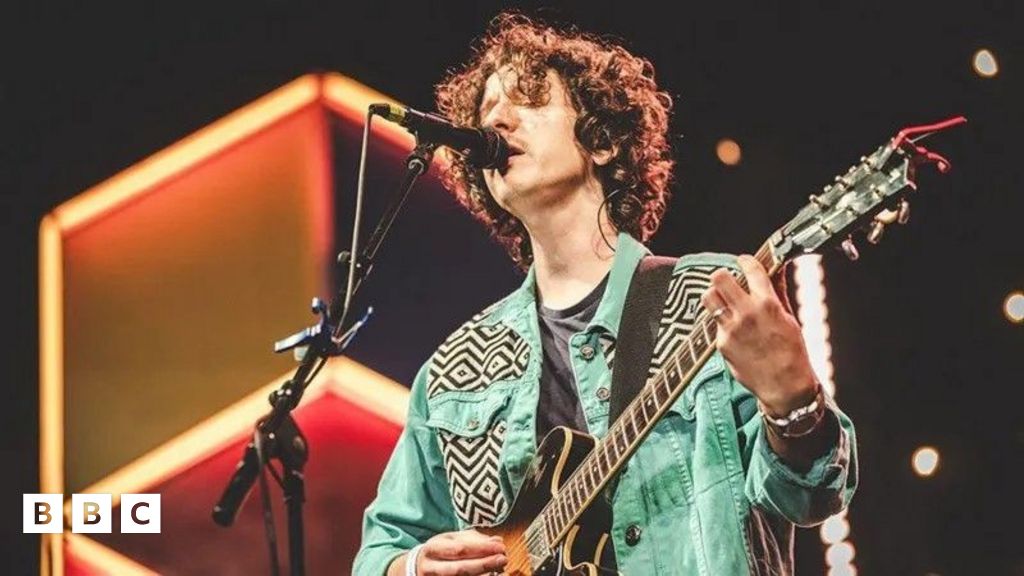 Cowbois Rhos Botwnnog yn ennill Albwm Cymraeg y Flwyddyn - BBC Cymru Fyw