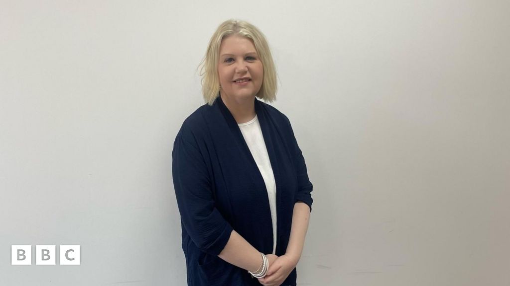 Pum munud gyda... Nic Davies - BBC Cymru Fyw