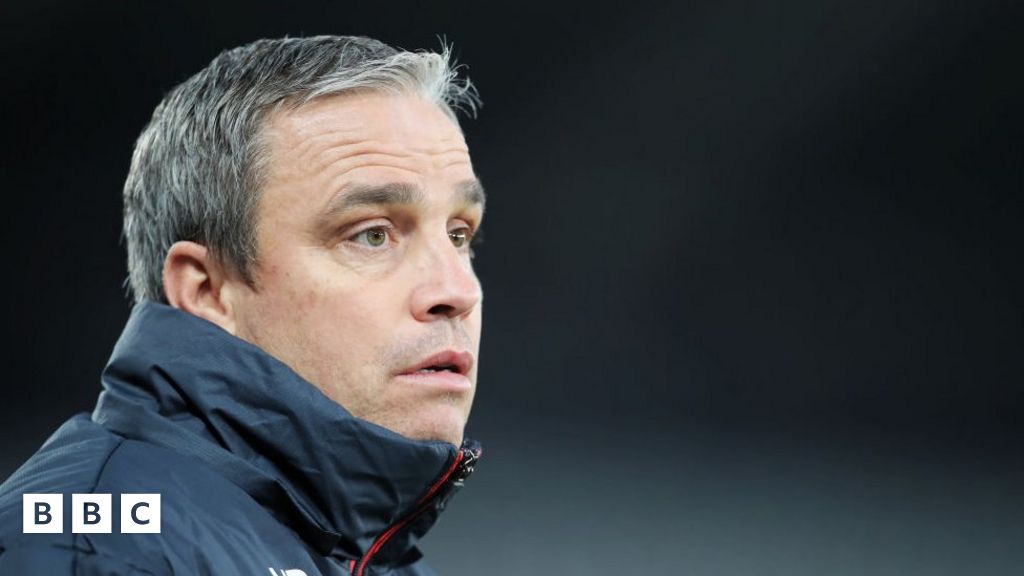 Michael Duff: Diswyddo prif hyfforddwr Clwb Pêl-droed Abertawe - BBC ...