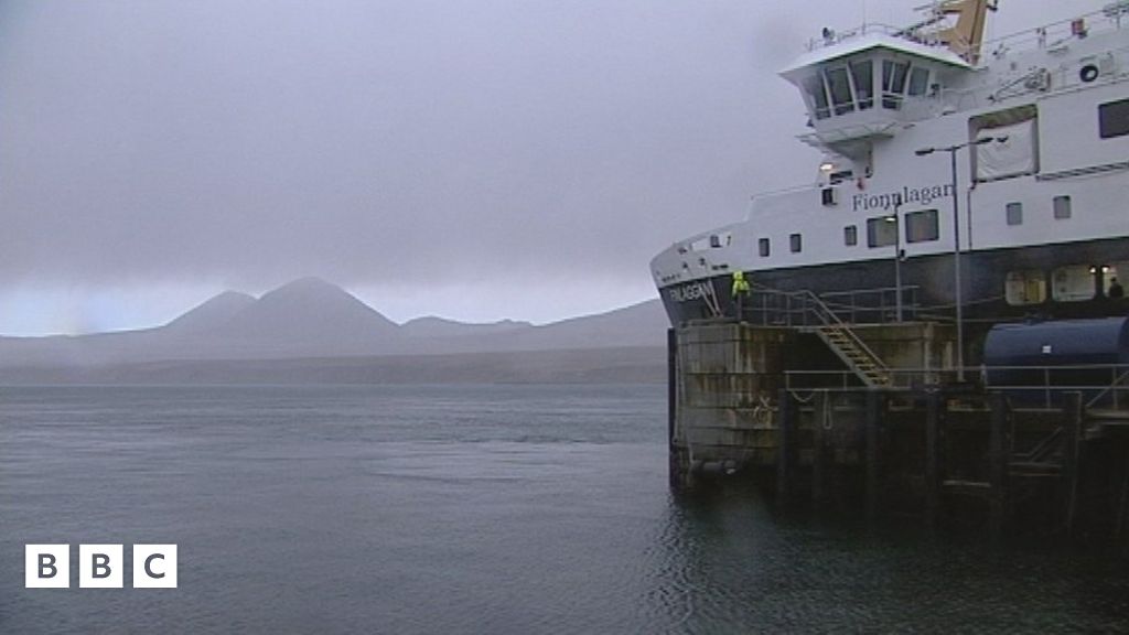 Buaidh mhòr air na h-aiseagan leis an droch shìde - Naidheachdan a' BhBC
