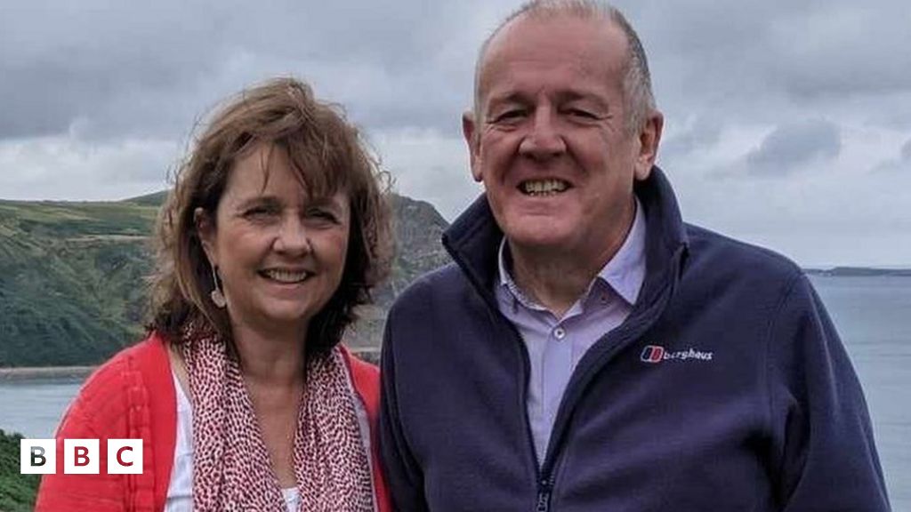 Llinos Roberts yw Cadeirydd Eisteddfod Wrecsam 2025 - BBC Cymru Fyw