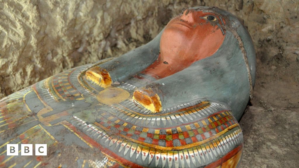 2,500-year-old mummy discovered in Egyptian tomb - BBC Newsround