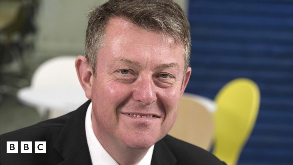 Goroesi canser y brostad: 'Dwi ymhlith y rhai lwcus...' - BBC Cymru Fyw