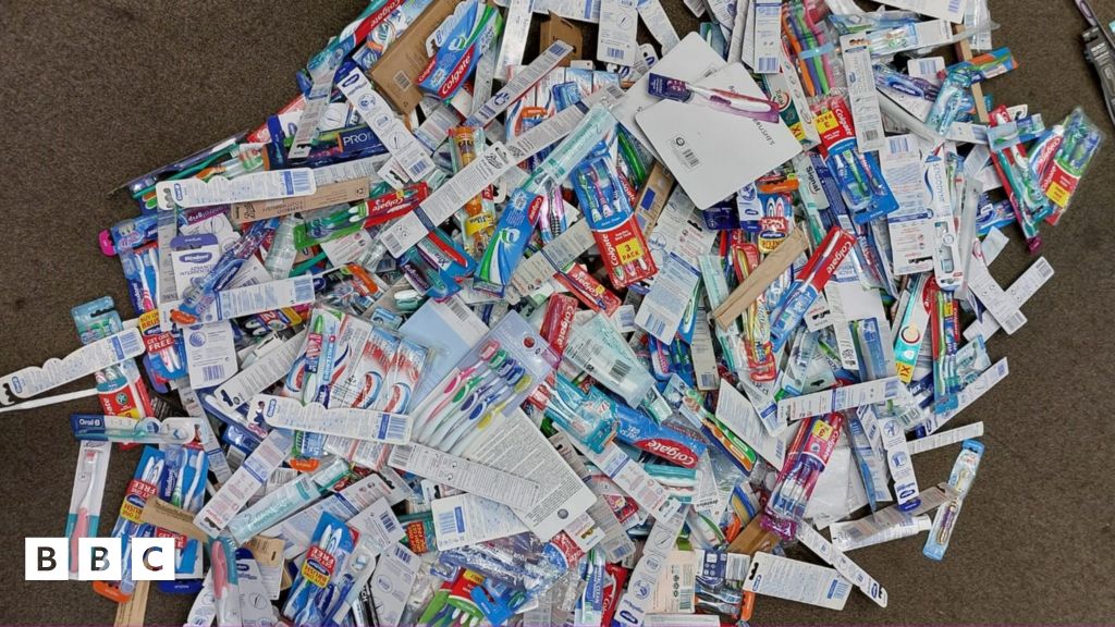 Dros 1,000 o frwshys dannedd yn cael eu rhoi i elusen - BBC Cymru Fyw