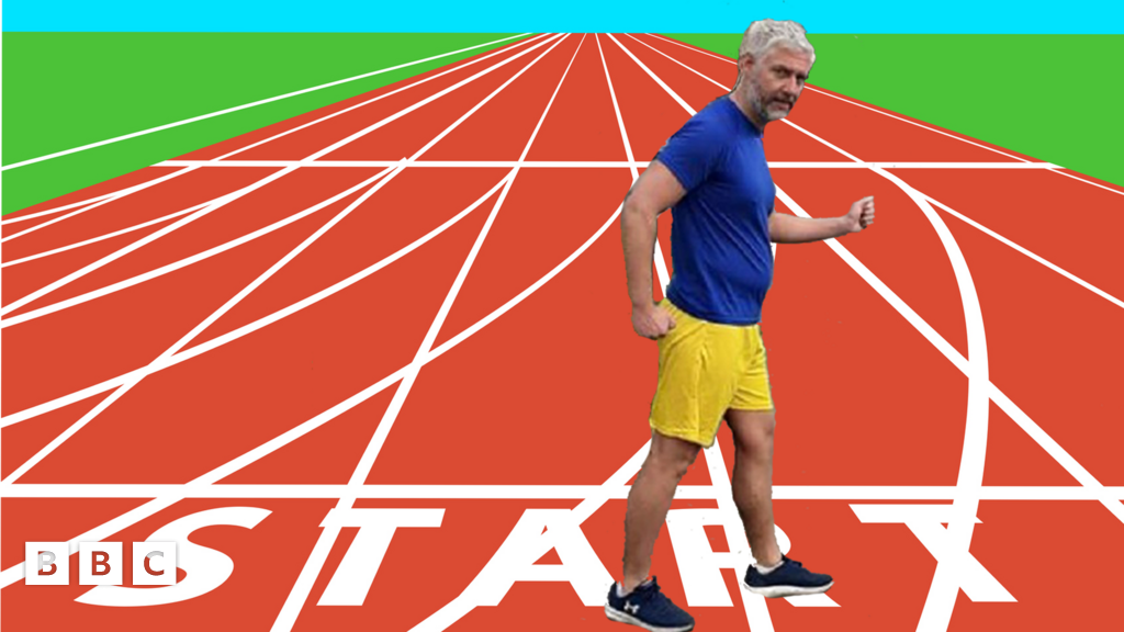 Meet the man walking the London marathon backwards - BBC Newsround