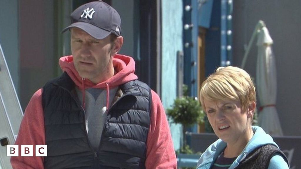 Symud ymlaen ar ôl bod Rownd a Rownd am flynyddoedd - BBC Cymru Fyw