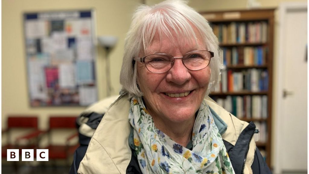 Cymuned yn wynebu bod heb feddyg teulu o fis Mawrth - BBC Cymru Fyw