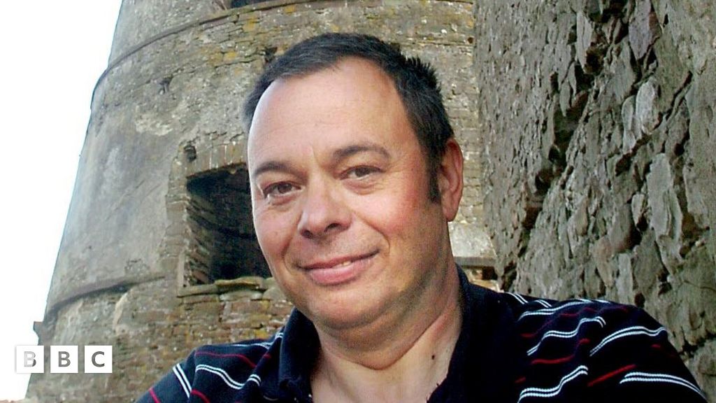 Miliwnydd 'wedi lladd' cymar personol, medd yr erlyniad - BBC Cymru Fyw