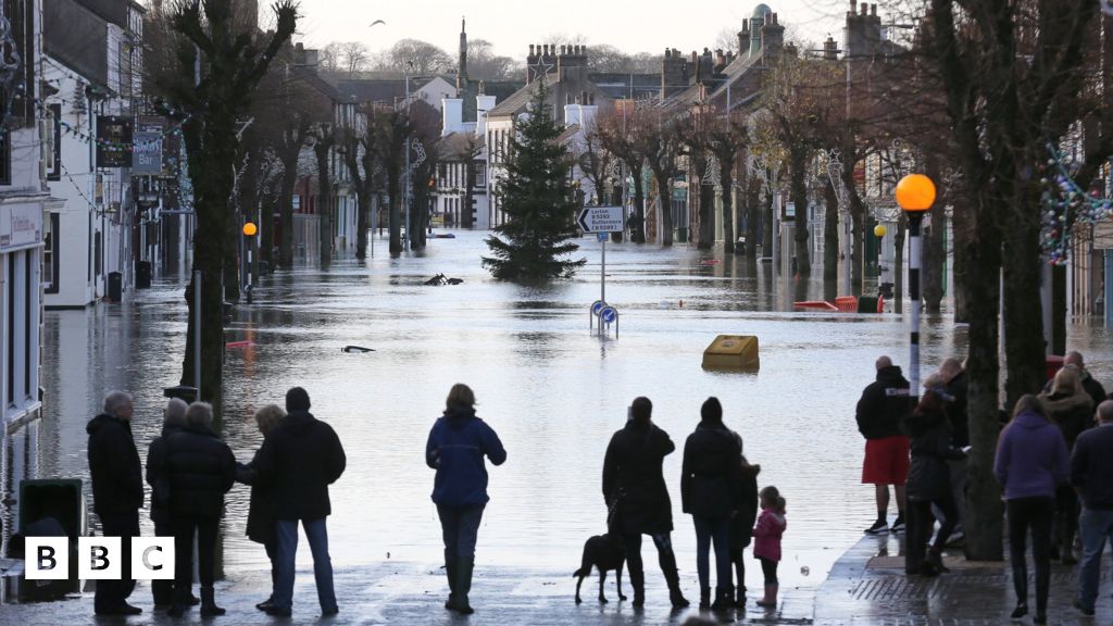 Storm Desmond: Rescues, floods and major disruption - BBC Newsround