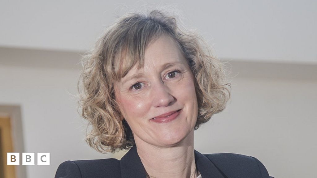 Pobl yn cael eu hatal rhag siarad Cymraeg - comisiynydd - BBC Cymru Fyw