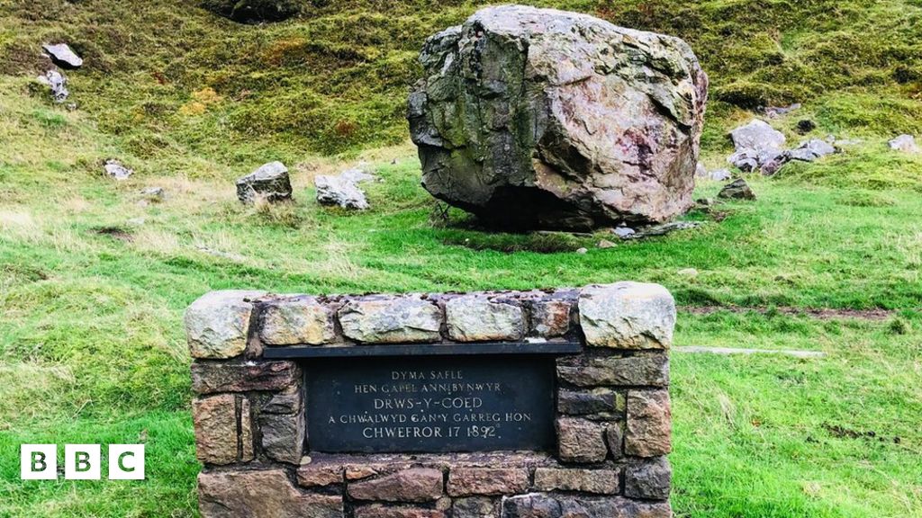 Y garreg a chwalodd gapel Drws-y-coed - BBC Cymru Fyw