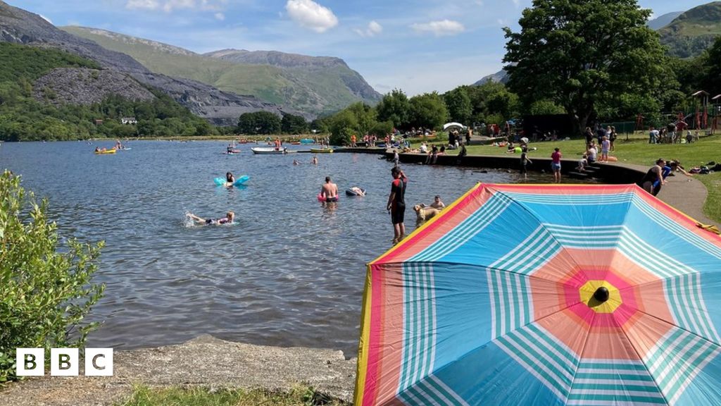 Gwres llethol yn tarfu ar ganolfannau brechu a threnau - BBC Cymru Fyw