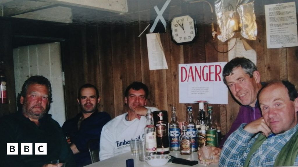 Tri Llun John Alwyn Griffiths - BBC Cymru Fyw