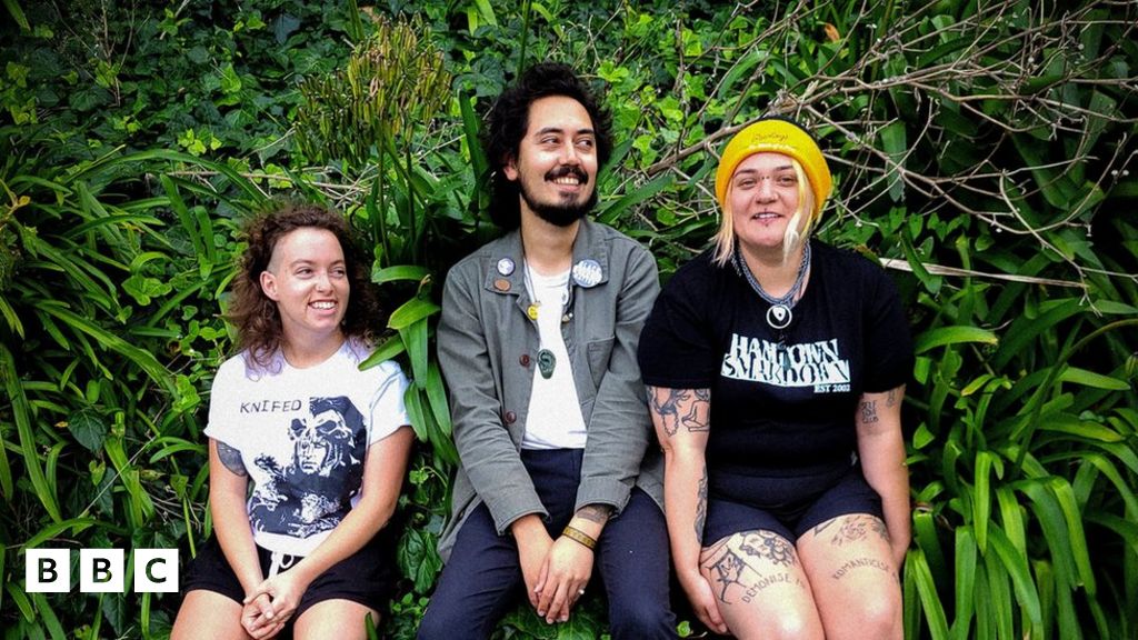 Y band pync sy’n gweiddi neges y Māori - BBC Cymru Fyw